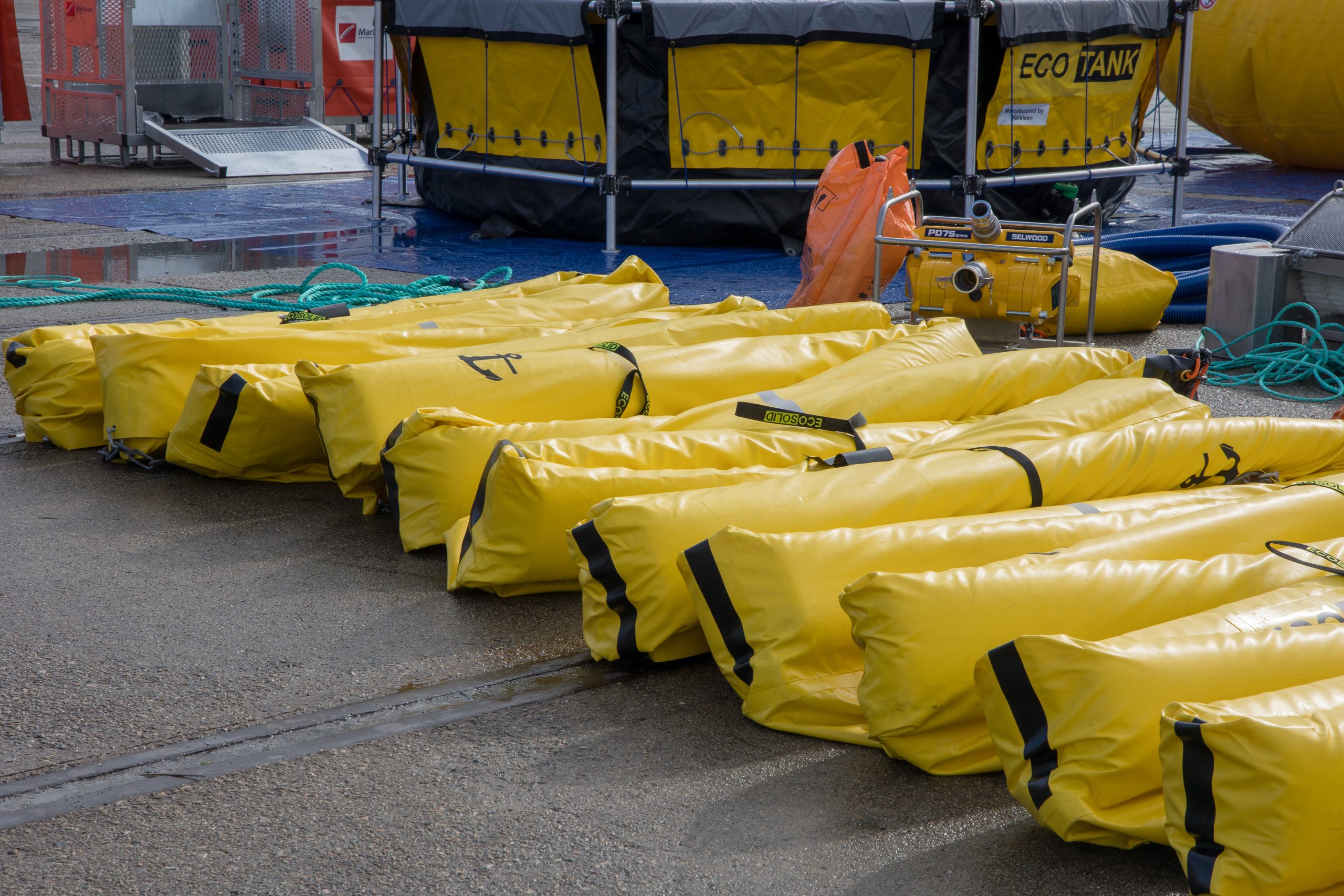 How To Choose An Oil Containment Boom | MARKLEEN